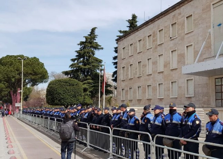 Пред денешниот протест во Тирана американската Амбасада ги повика своите граѓани да ја